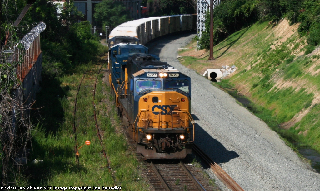 CSX 8727 on Q740